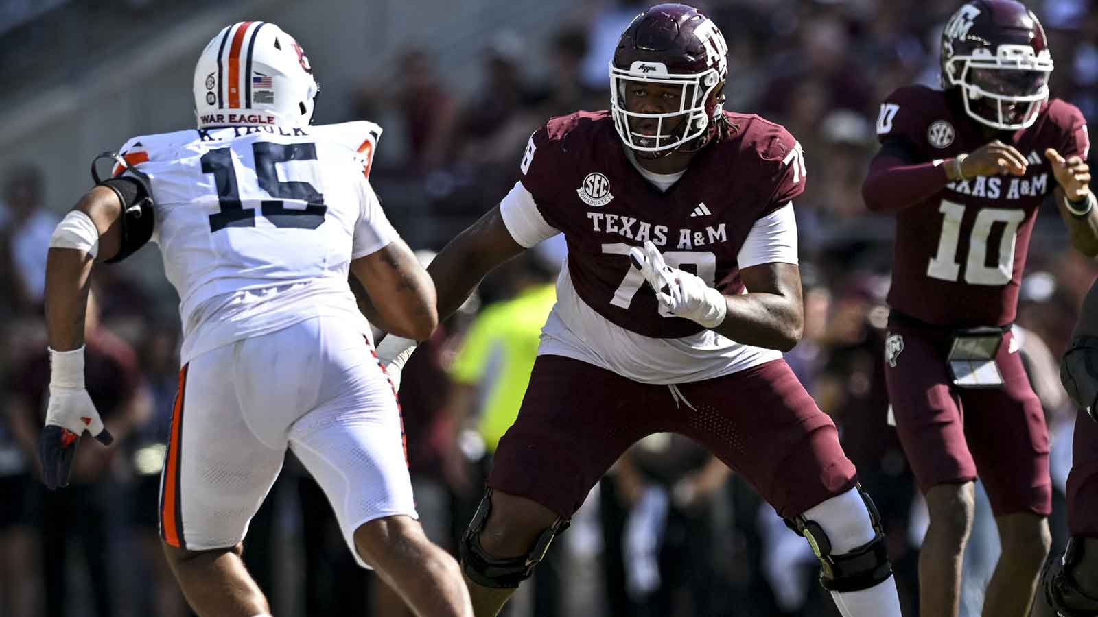 Texas A&M Aggies lose freshman tackle to Texas Longhorns