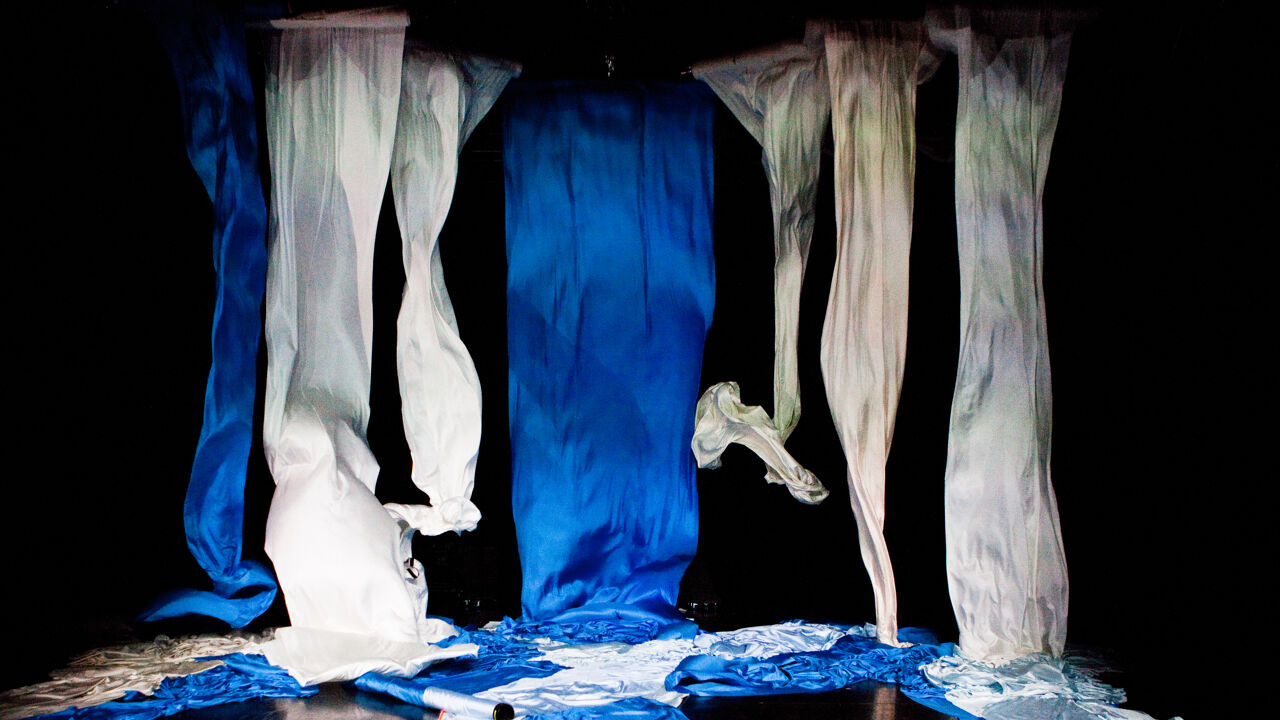 Zes kilometer stof neemt je in 'Inhale delirium exhale' mee op ...