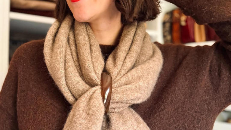 Ein Armband als Schal-Styling: Der schicke Trick, den jeder nachmachen wird
