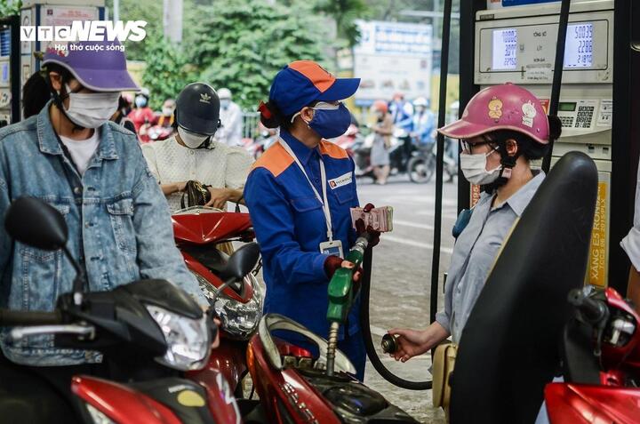 Chiều nay, giá xăng dự báo quay đầu tăng sau 5 lần giảm liên tiếp