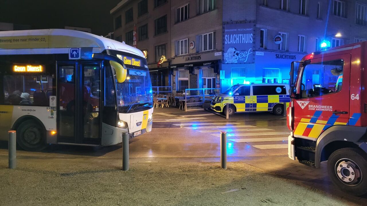 Uitslaande brand in loods Antwerpen Dam, tientallen buurtbewoners ...