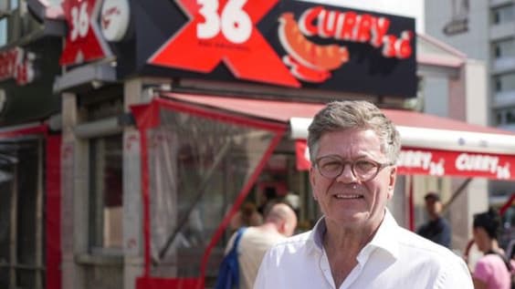 Currywurst in Berlin: Wie Curry36 Kult wurde und welche Promis die ...
