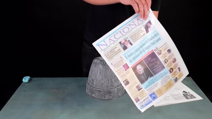 Construindo lâmpada de teto com jornais