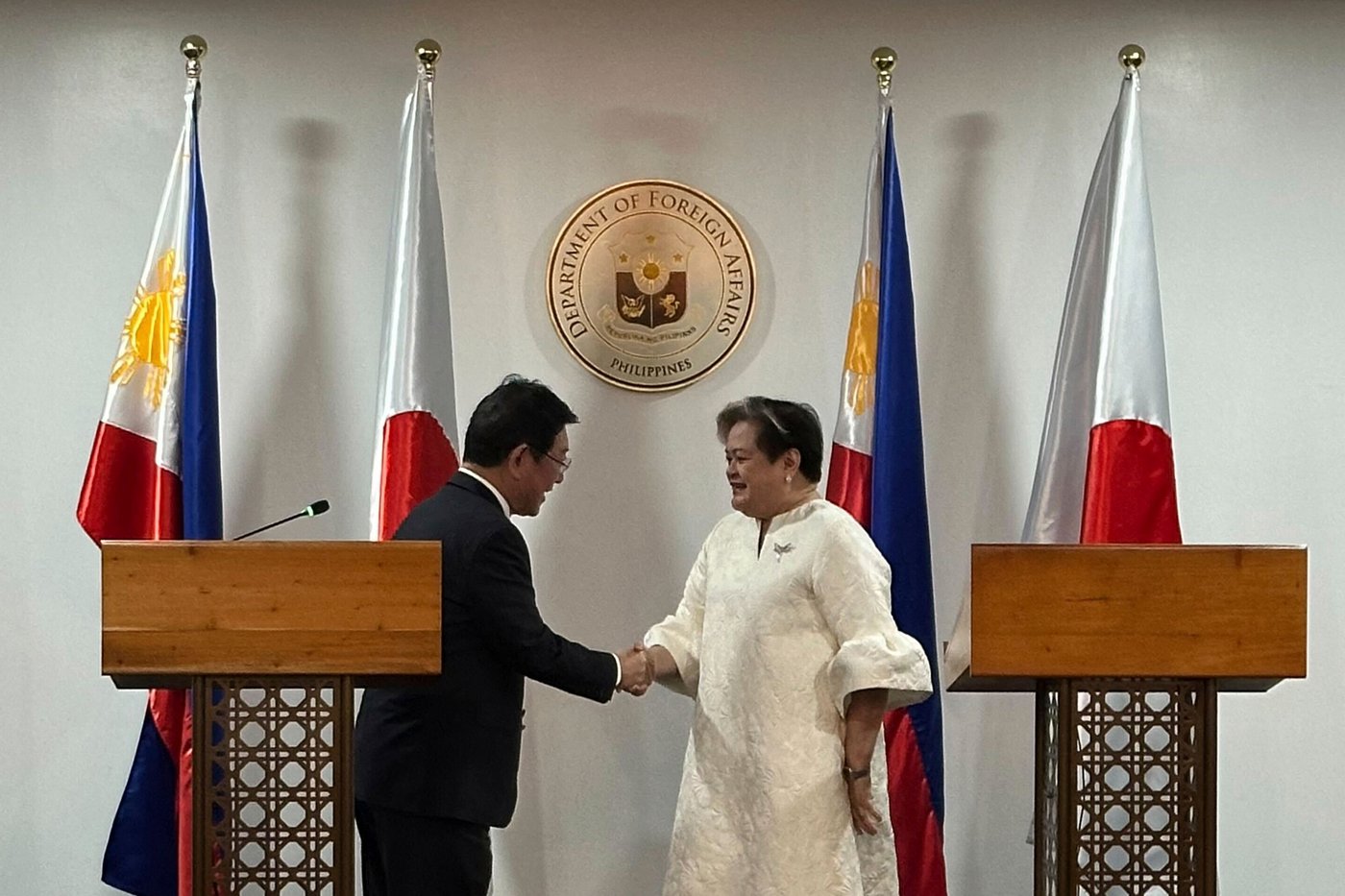 Japan and the Philippines sign a new defense pact as they face growing ...