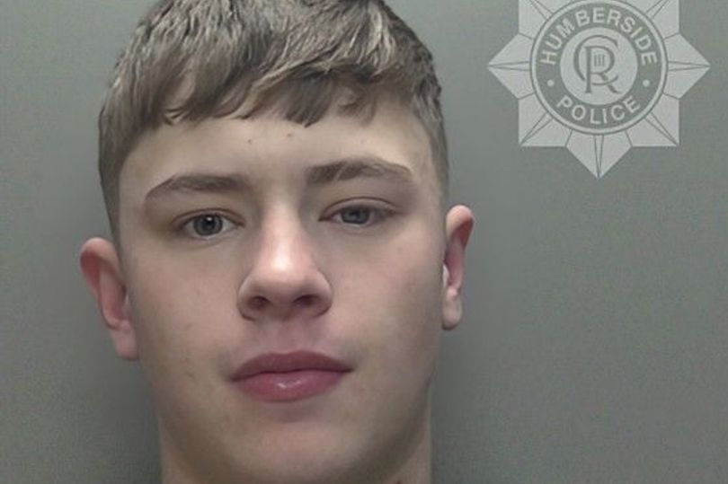 Teen complained that handcuffs were 'too tight' - and promptly slipped ...
