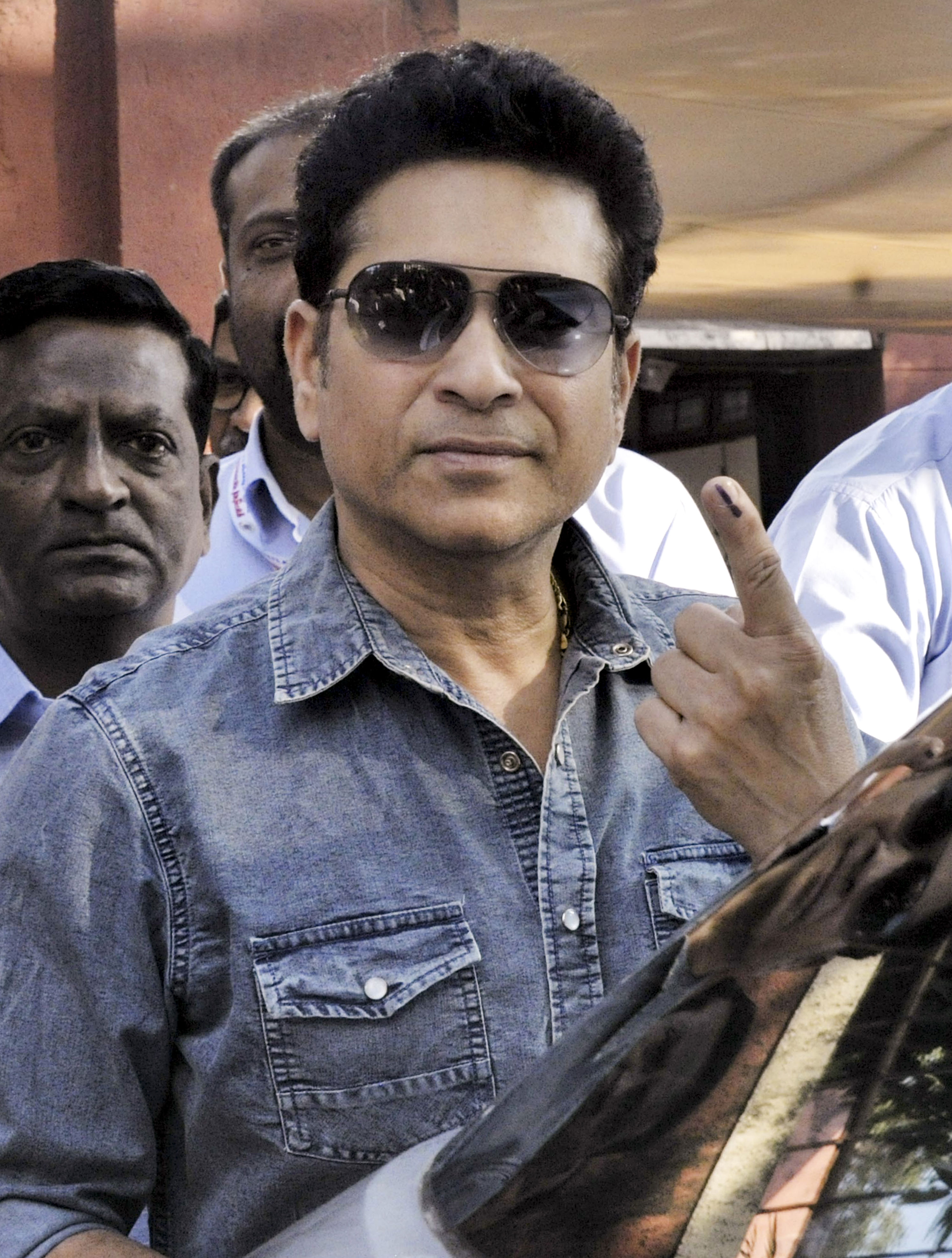 Mumbai civic polls: Raj Thackeray casts vote, accuses SEC of bias