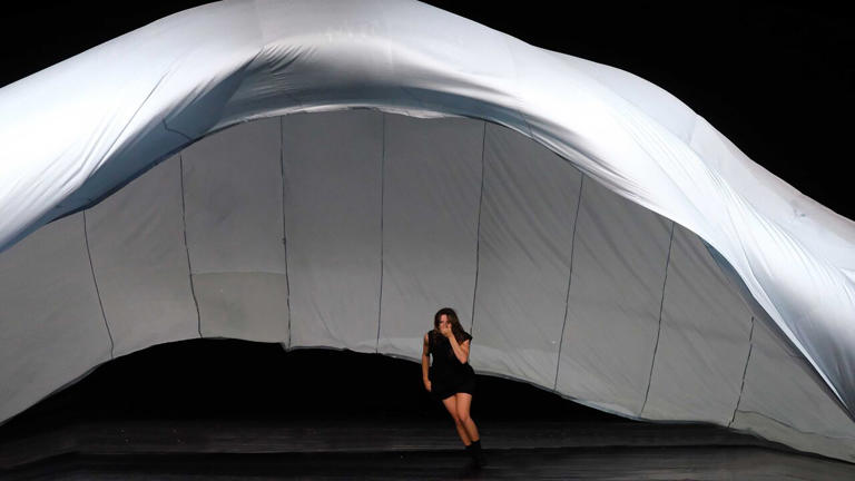 Zes kilometer stof neemt je in 'Inhale delirium exhale' mee op ...