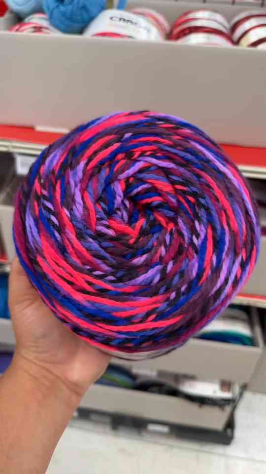 Discover stunning yarn and mini anniversary cakes