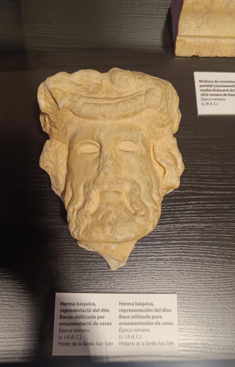 La familia Ruiz Soler dona un busto del dios Baco a Vilamuseu