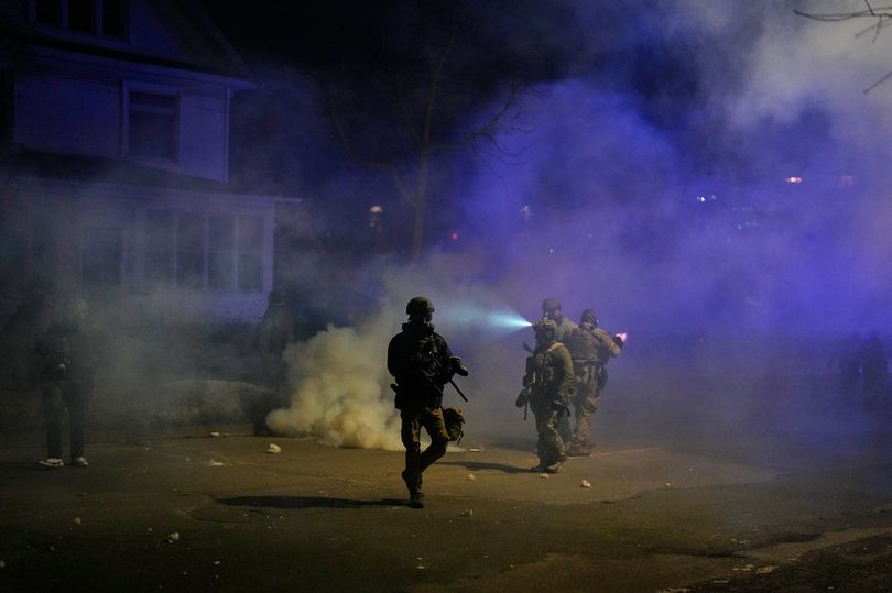 Minneapolis mayor urges protestors throwing fireworks at ICE to go home ...