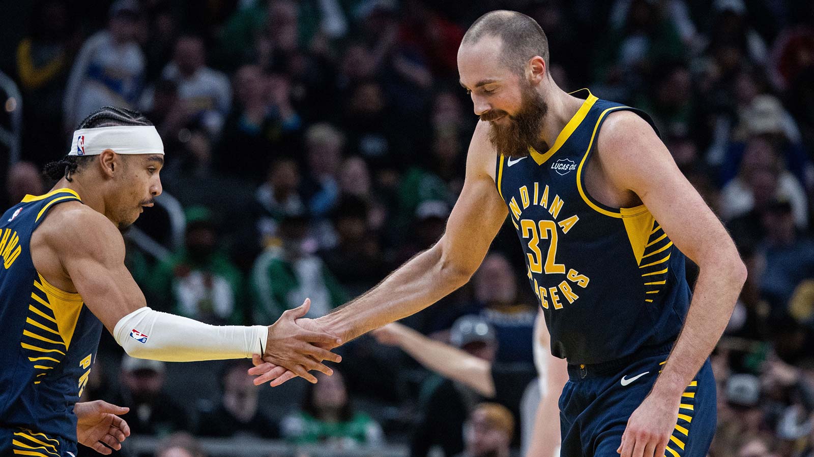 Pacers’ Jay Huff dazzles fans with reverse slam vs. Raptors