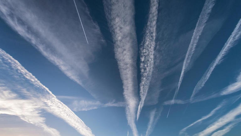 Revelan el impacto oculto de las estelas de los aviones
