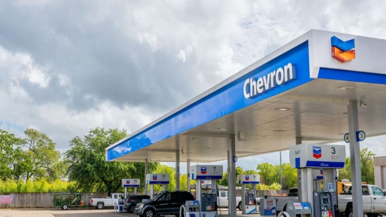 Chevron stock pulls ahead of big oil peers as Venezuela bets resurface ...