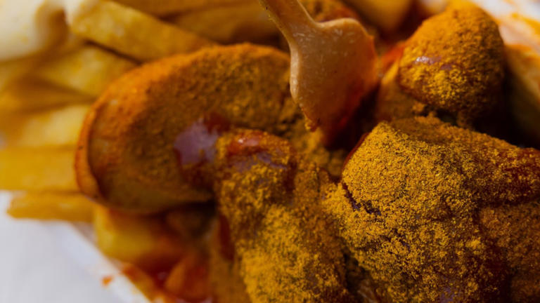 Currywurst in Berlin: Wie Curry36 Kult wurde und welche Promis die ...