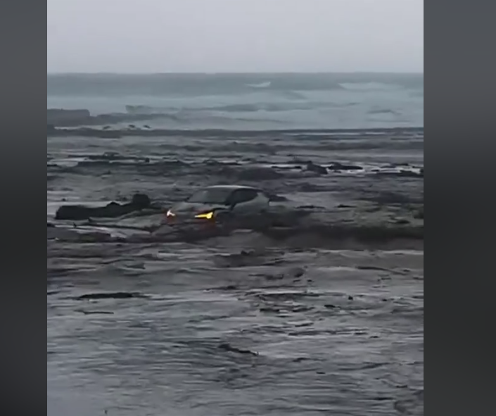 Cars swept to sea as flash flooding inundates Victorian holiday hotspot