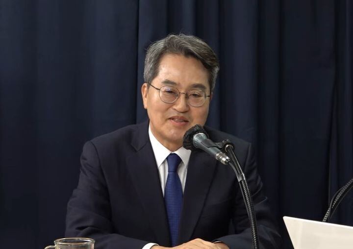 Democratic Party Governor Kim Dong-yeon apologizes for arrogance ...