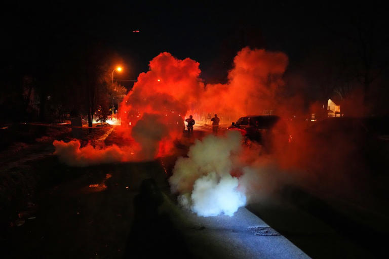 Minneapolis anti-ICE protesters hurl fireworks, rocks at officers ...