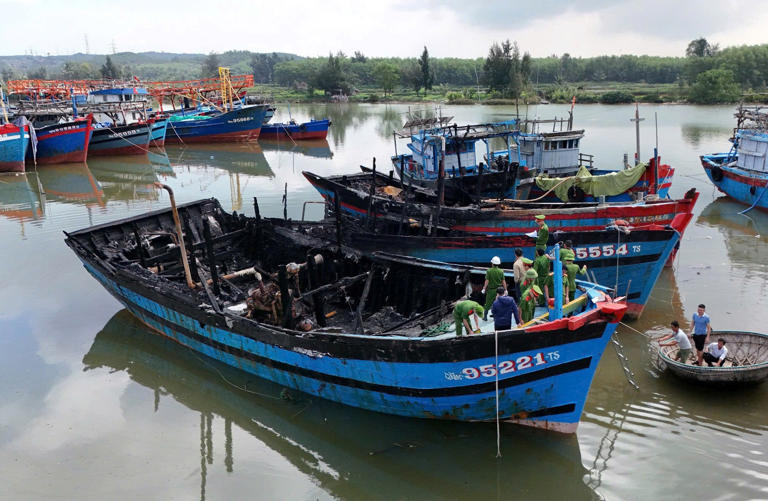 Hình ảnh 4 tàu cá cháy lúc rạng sáng, công an đang tìm nguyên nhân