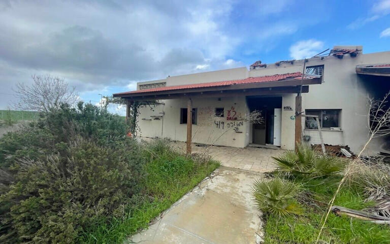 Kibbutz Be’eri chooses single burned-out house to bear testimony to ...