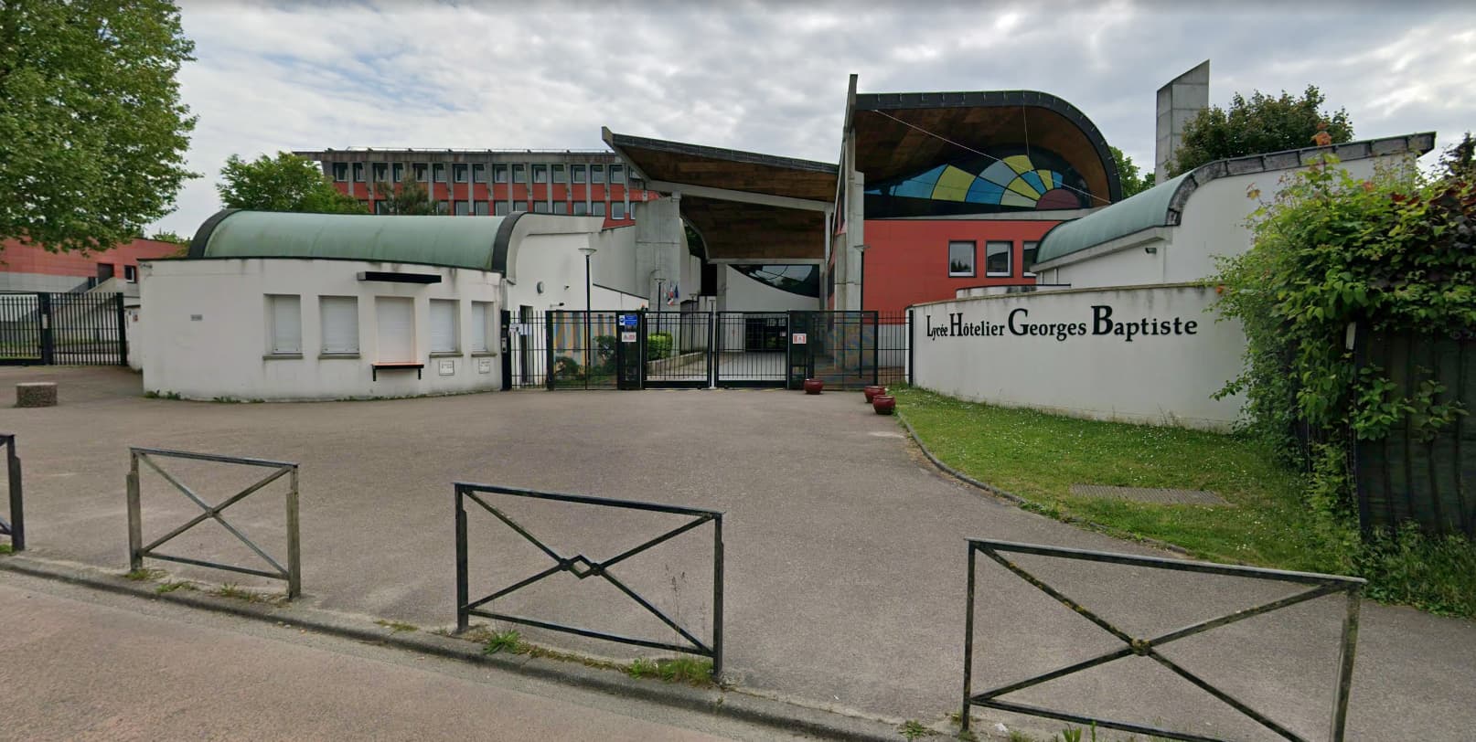 Dans un état de dégradation préoccupant, le lycée George Baptiste de ...