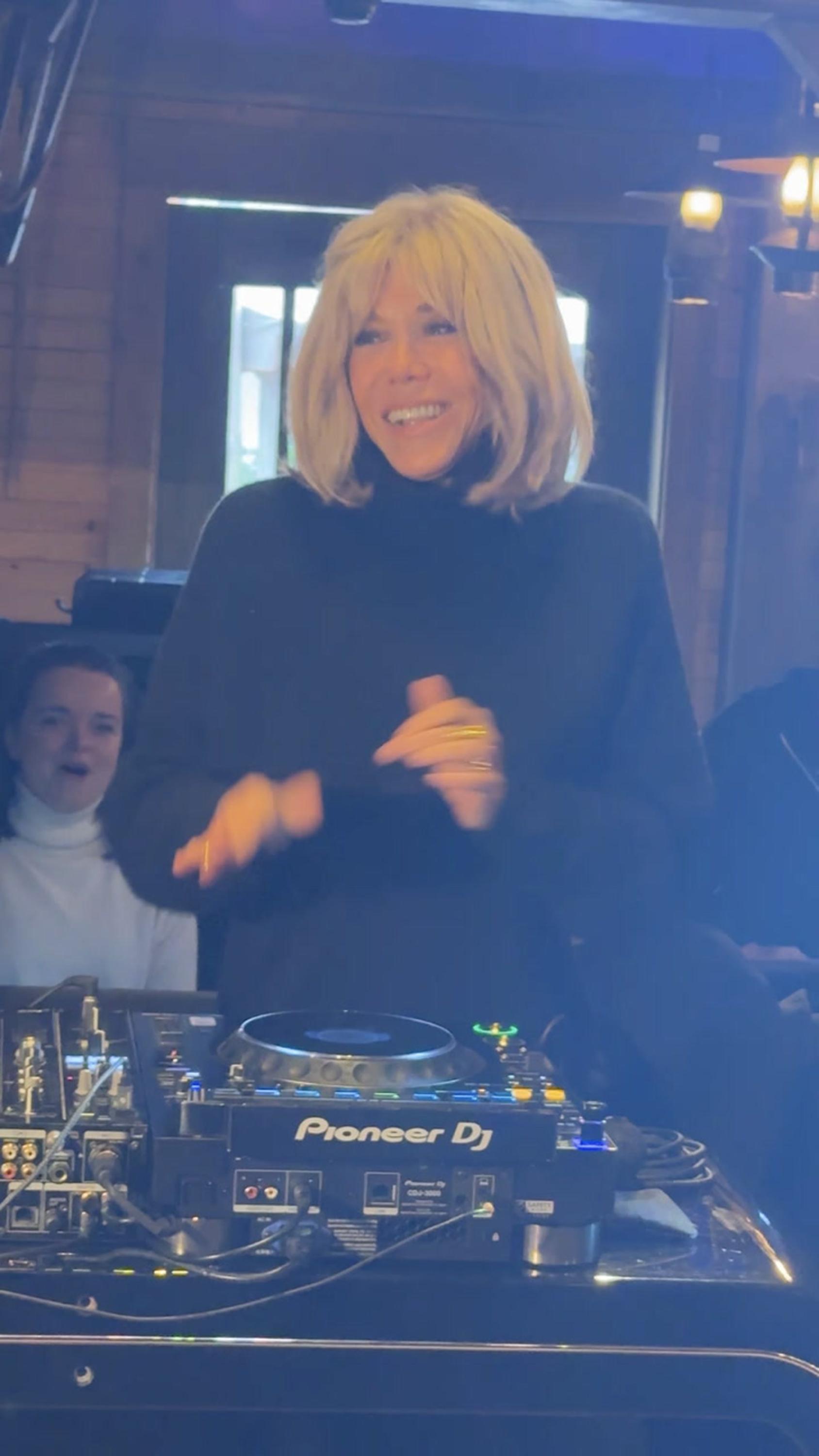 EXCLU VIDÉO – Brigitte Macron à Disneyland : elle s’improvise DJ et ...