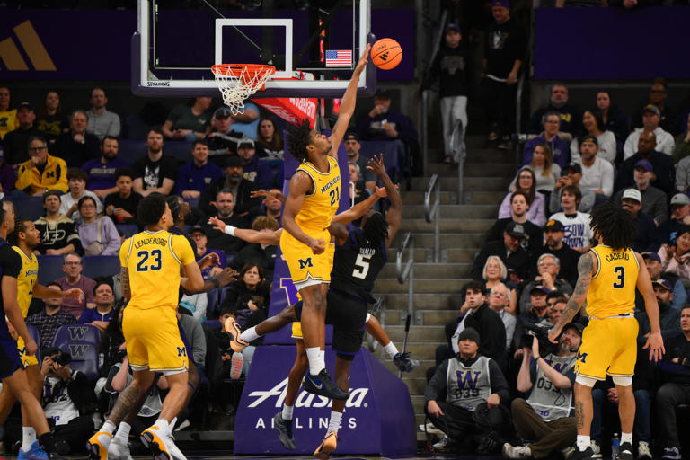 Michigan basketball's huge lineup turning opposing coaches into memes