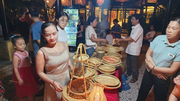 Di tích Đại Nội Huế mọc thêm nhiều nhà rường 'lạ'