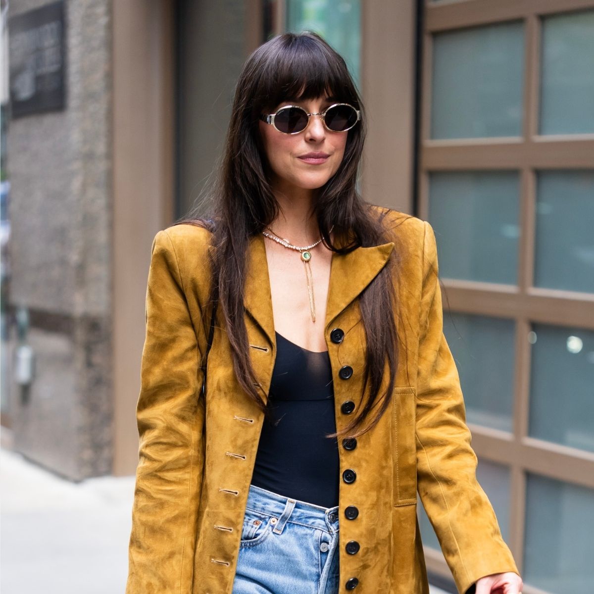 Dakota Johnson does elegant makeup best—9 products I know she uses