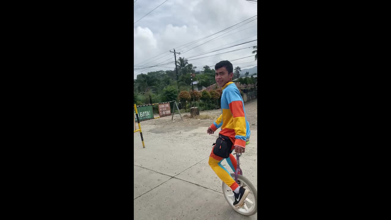 Bungling unicyclist crashes into road sign