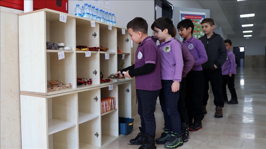 İlkokuldaki kasiyersiz dürüstlük dolabı kasa fazlası verdi