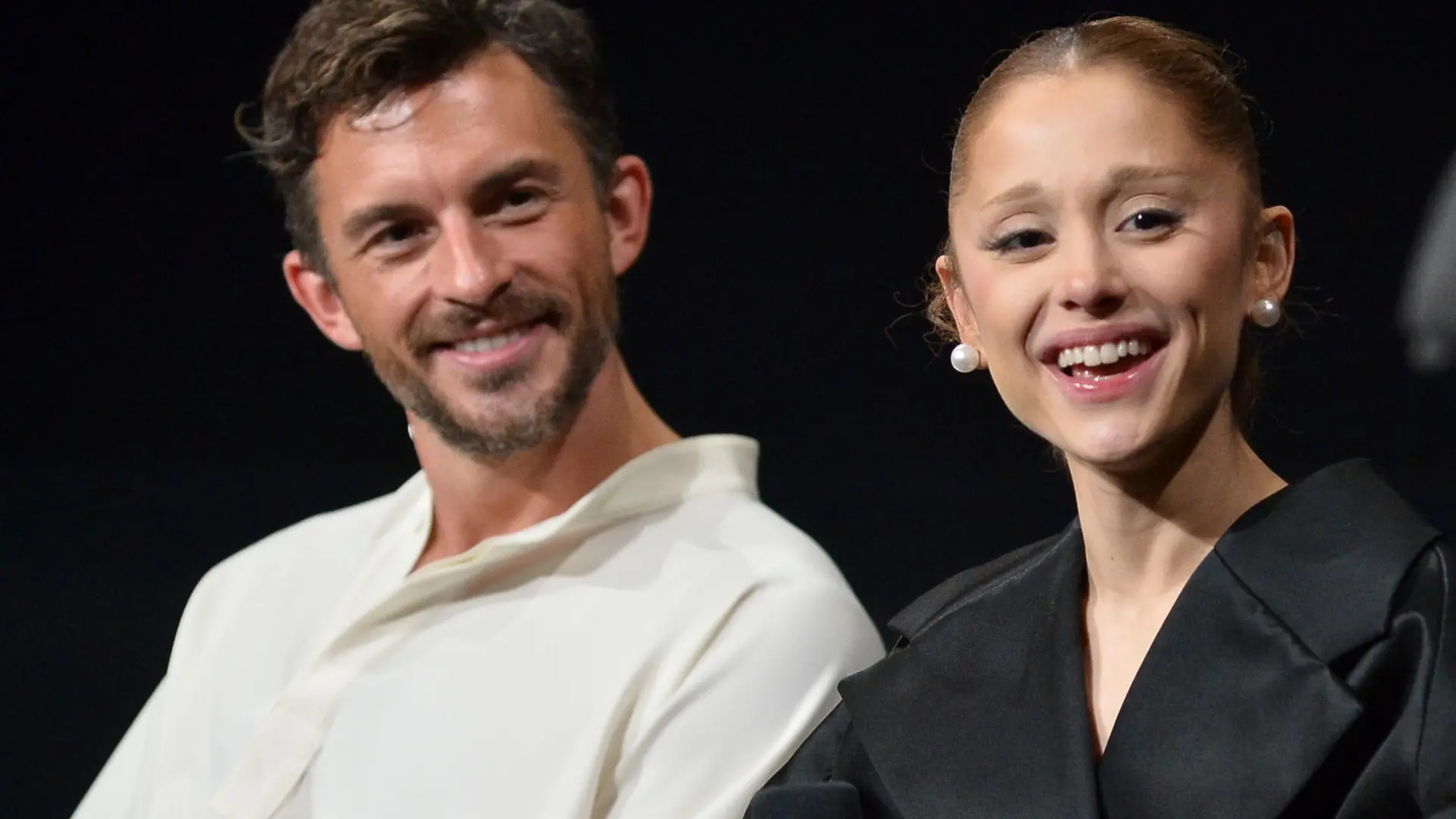 Ariana Grande vuelve hacer pareja con Jonathan Bailey al debutar con un ...