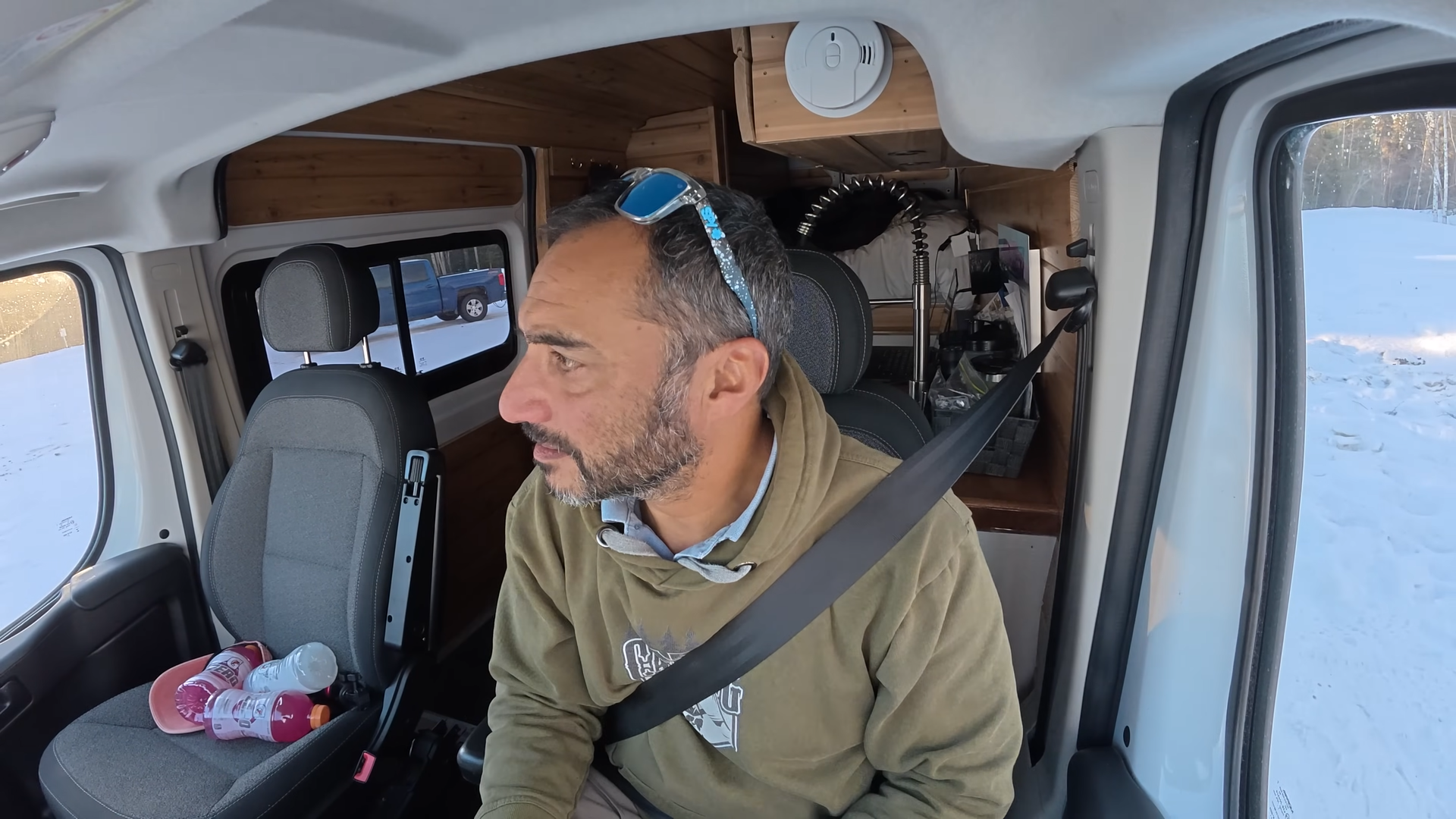 -16°F & wind destroyed my windshield | Truckers push each other up ...