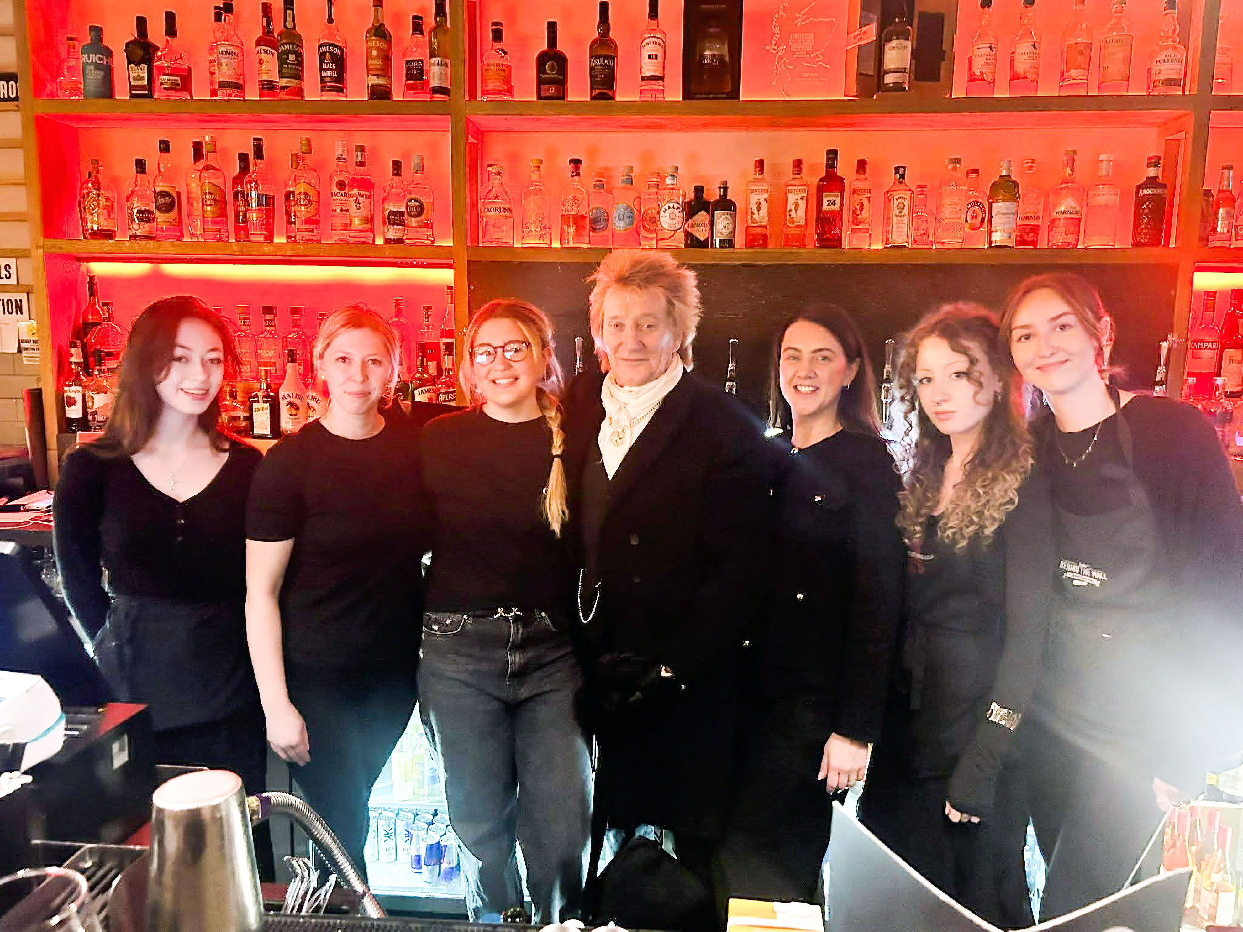 Rod Stewart in Falkirk: Watch the music superstar visit a local pub ...