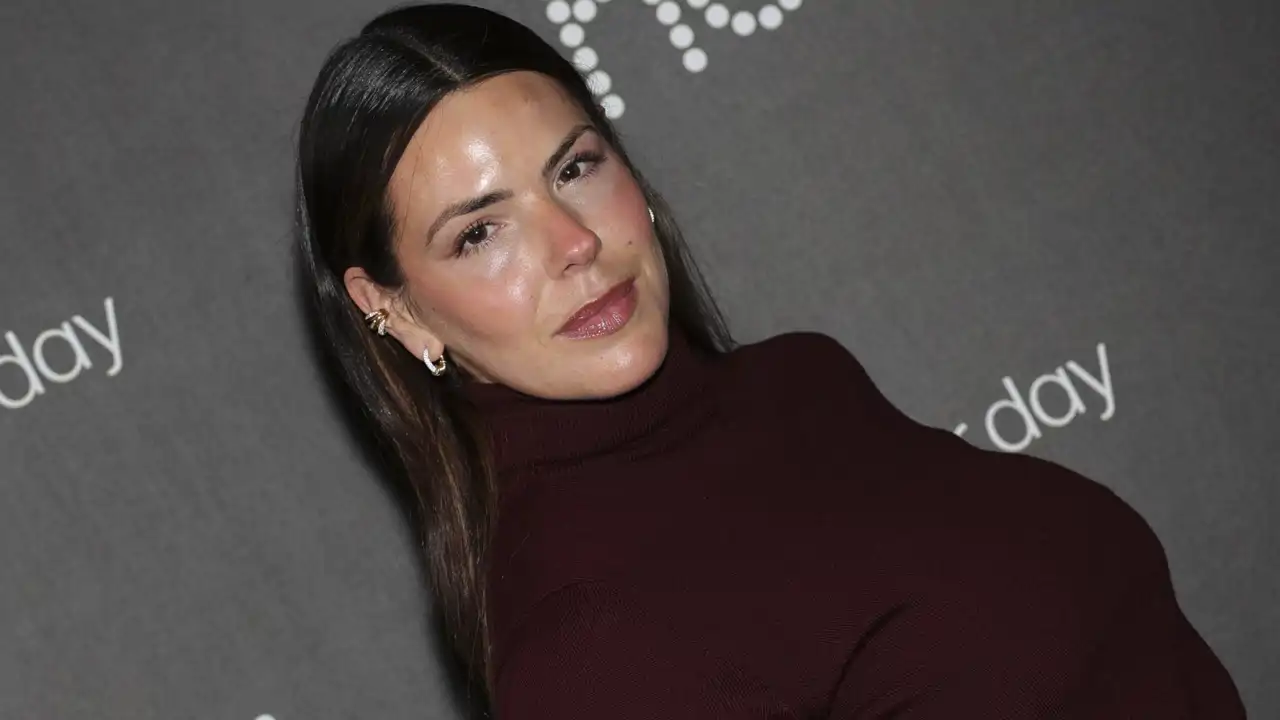 Laura Matamoros encuentra en Parfois la chaqueta de ante marrón ...