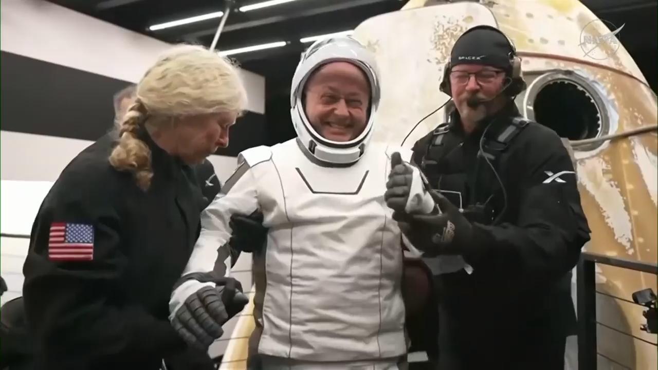 Four astronauts return to Earth in first medical evacuation