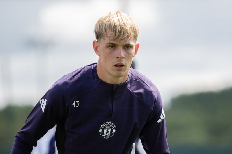 Manchester United midfielder close to return from injury ahead of ...