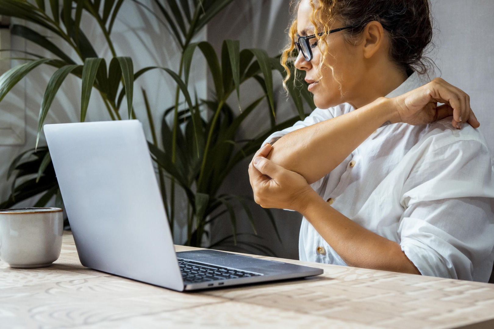 Prawie 60 proc. Polaków skarży się na ten ból. Kluczem nie są leki, a ...