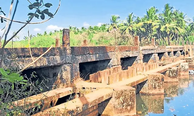 Kasaragod: Vehicles take dangerous route to evade Arikkadi toll