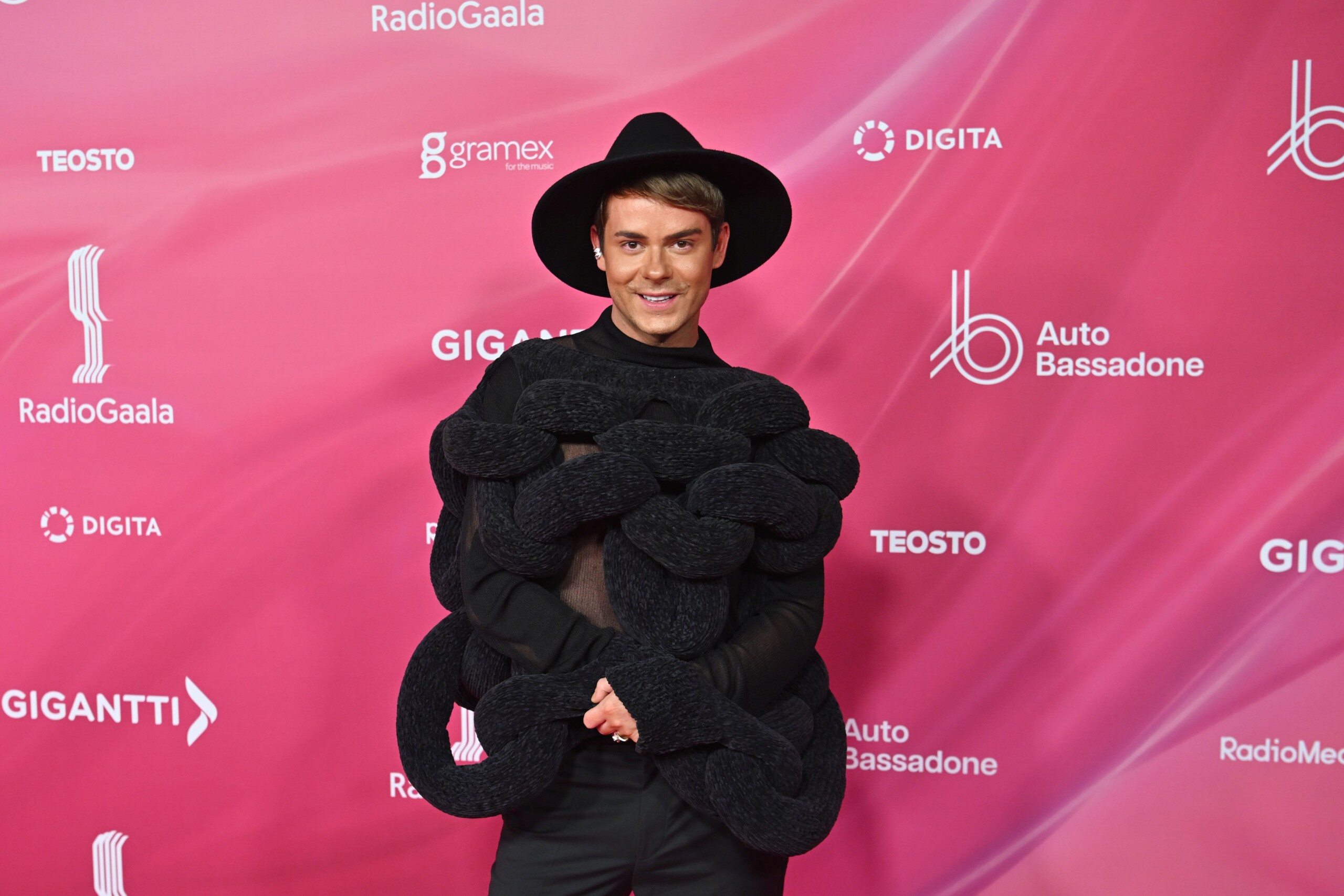 Niko Saarinen osti kasan mysteeripaketteja ja avasi ne – katso video