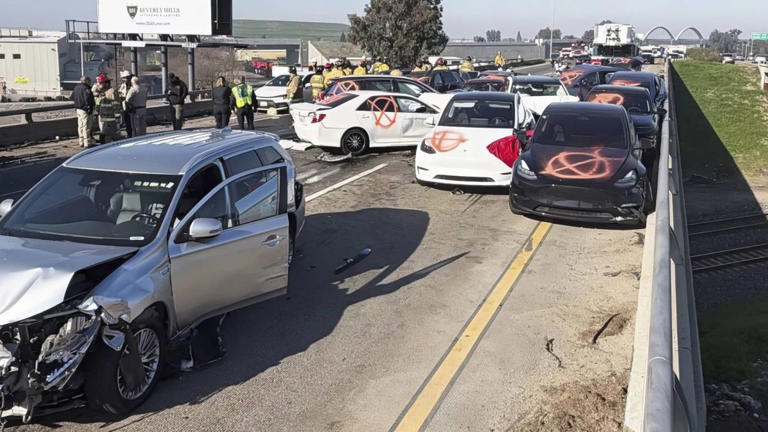 La fitta nebbia innesca un tamponamento a catena con 17 veicoli