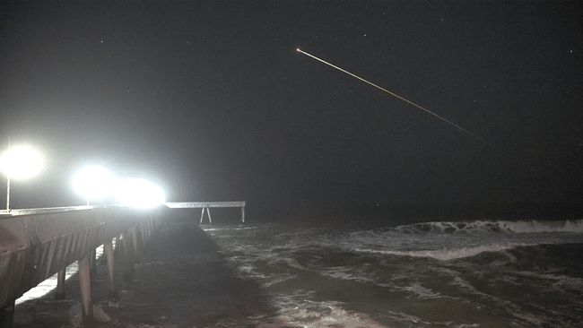 Photographer captures SpaceX's Dragon streaking through sky
