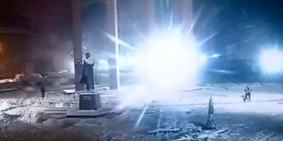 Lviv municipal worker calmly clears snow just steps from drone hit — video