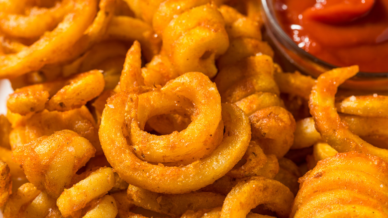 5 fast food restaurants that have curly fries on the menu
