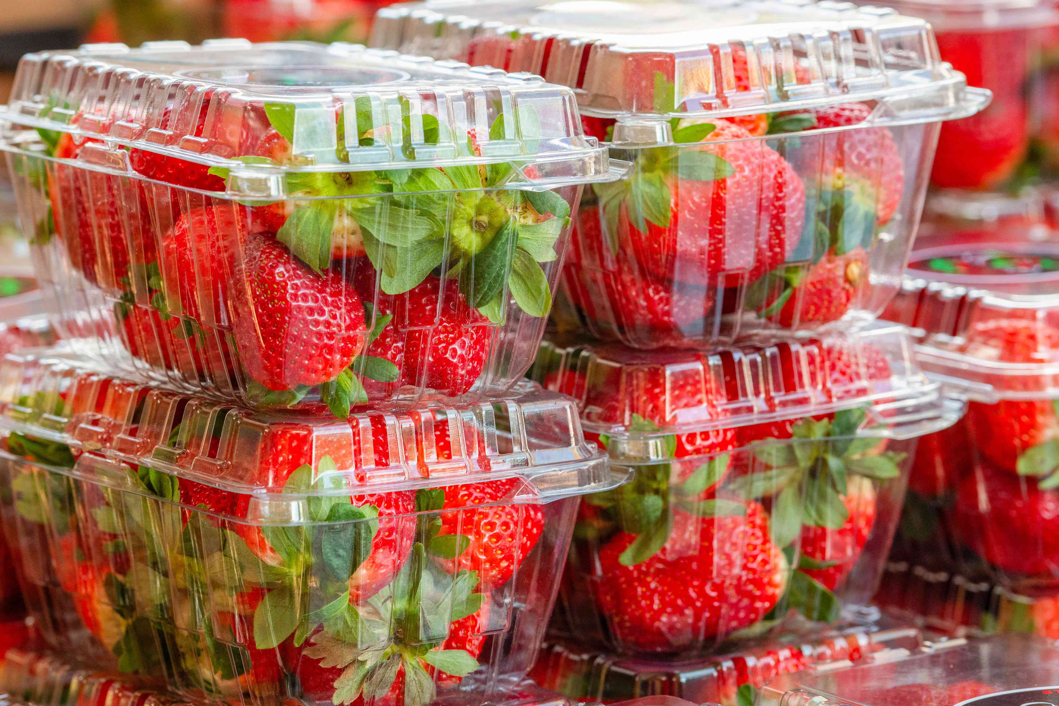 How to wash strawberries to remove dirt and pesticides, according to an ...