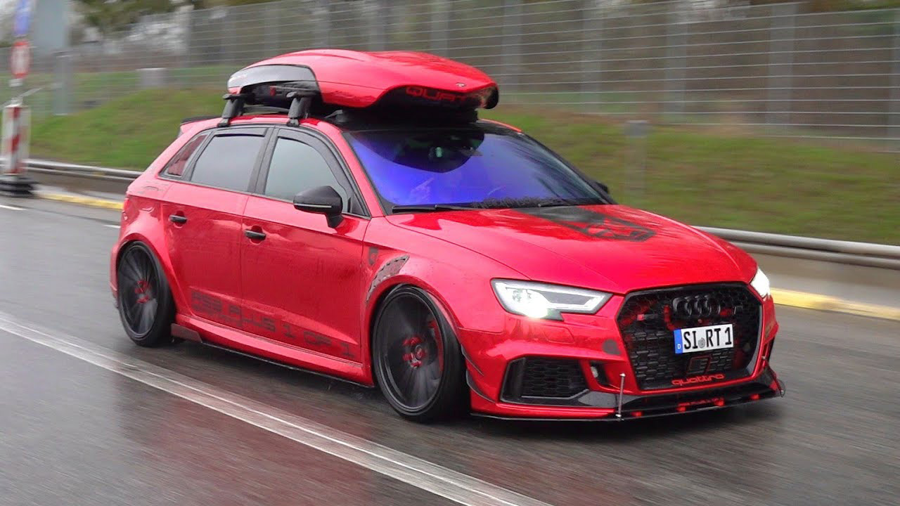 Audi RS3 agressivo com body kit largo e bagageiro no teto