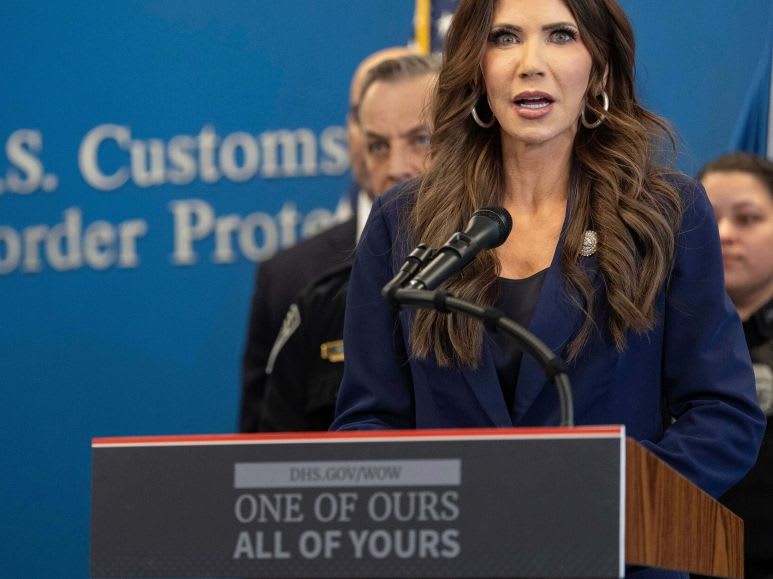 Kristi Noem: Eklat auf Pressekonferenz - Trump-Vertraute löst Nazi ...