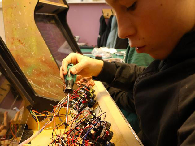 Jugendliche bauen in Wolfhagen ihre eigenen Retro-Konsolen