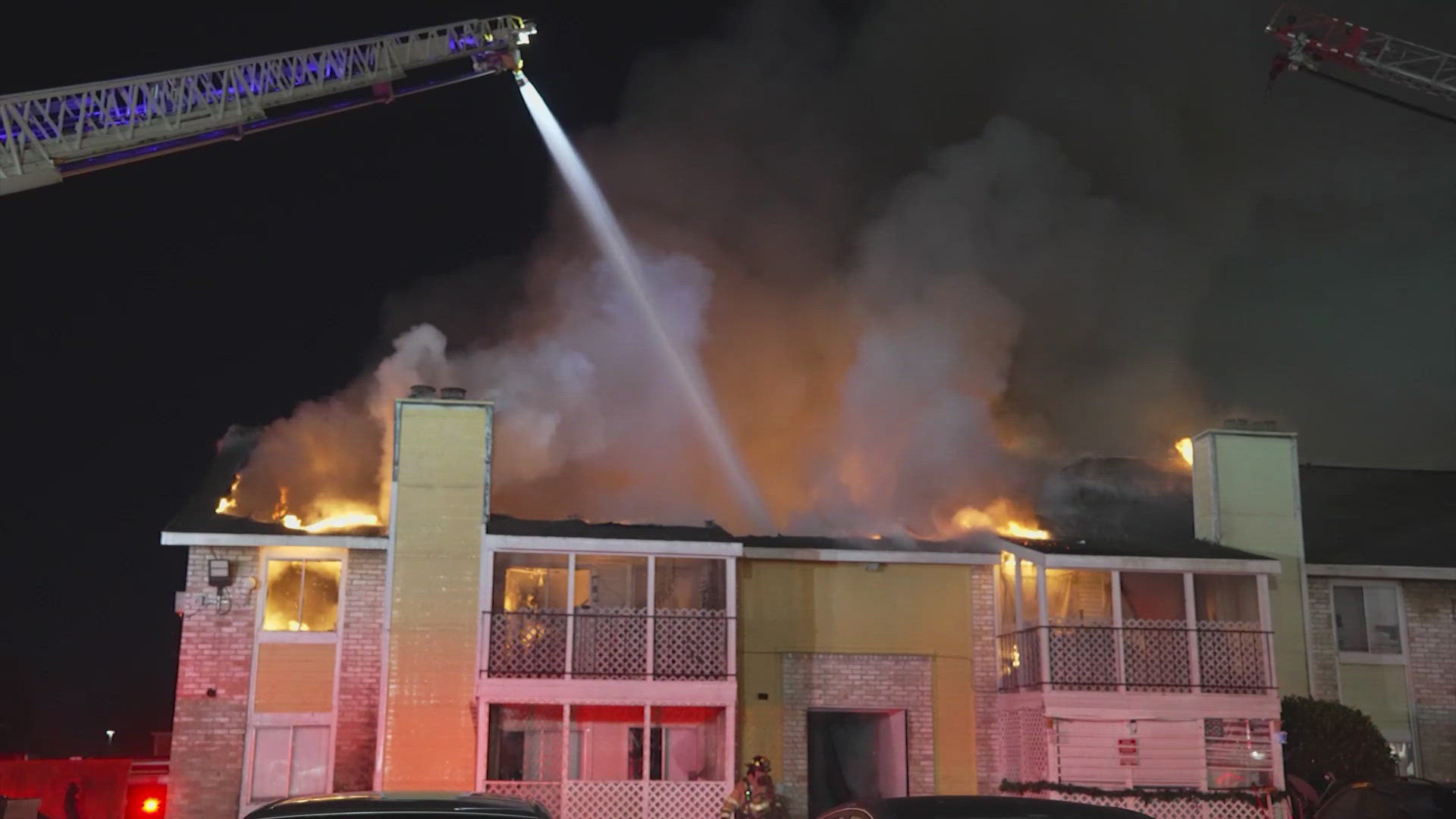 Crews battle large apartment fire in north Houston near Bush Airport