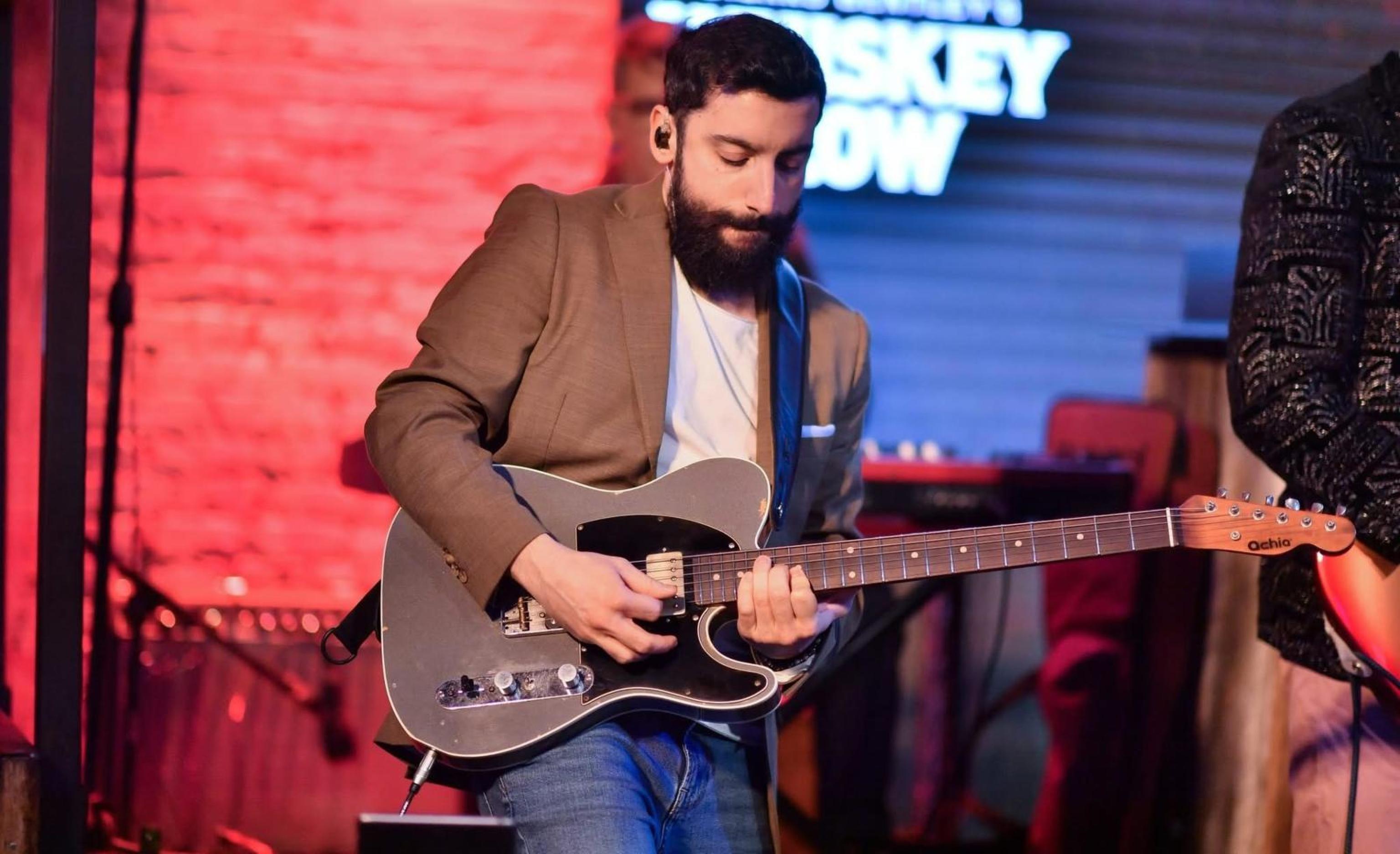 Da Matera agli Stati Uniti: la chitarra di Massimo Abbatino conquista ...