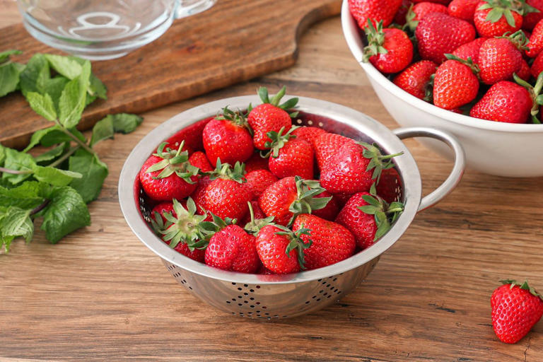 How to wash strawberries to remove dirt and pesticides, according to an ...